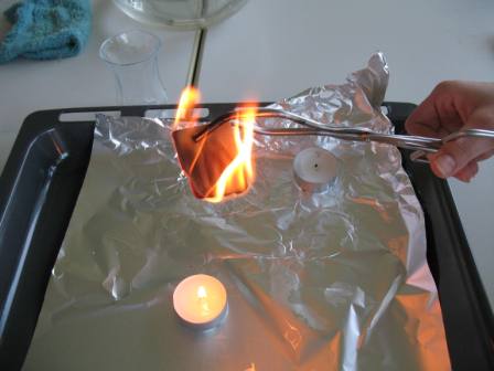 Wir testen die Brennbarkeit verschiedener Stoffe. (Versuchsablauf ...