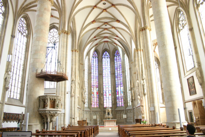 Innenansicht und Hochaltar der St.Lambertikirche - Fotos ...