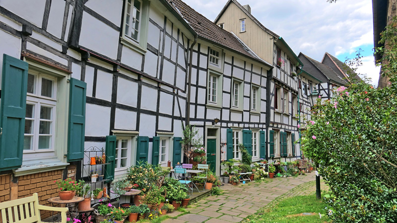 Kirchplatz - Fotos 1 - Medienwerkstatt-Wissen © 2006-2026 Medienwerkstatt