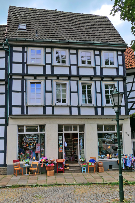 Kirchplatz - Fotos 2 - Medienwerkstatt-Wissen © 2006-2025 Medienwerkstatt